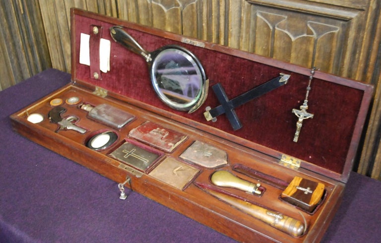 Antikes kastenförmiges Vampire Defence Kit /Count Dracula im Angebot ...