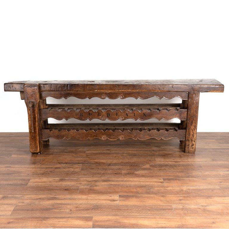 Ancienne table-console d'tabli de menuisier avec porte-bouteilles de ...