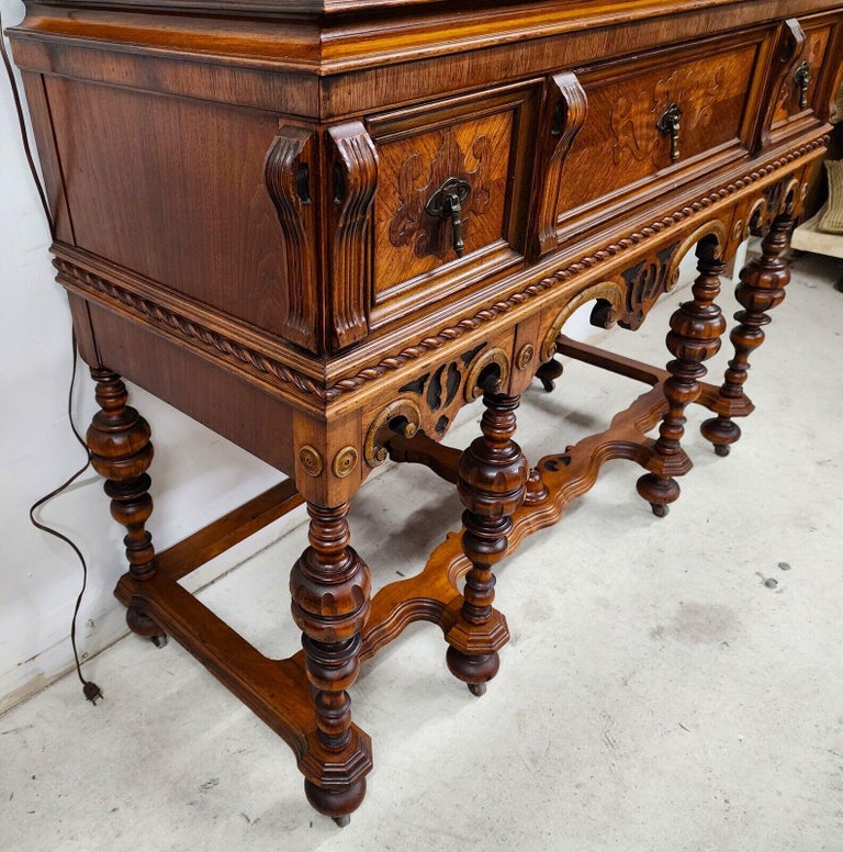 Meuble de rangement ancien en noyer par HELLAM FURNITURE Co En vente sur 1stDibs