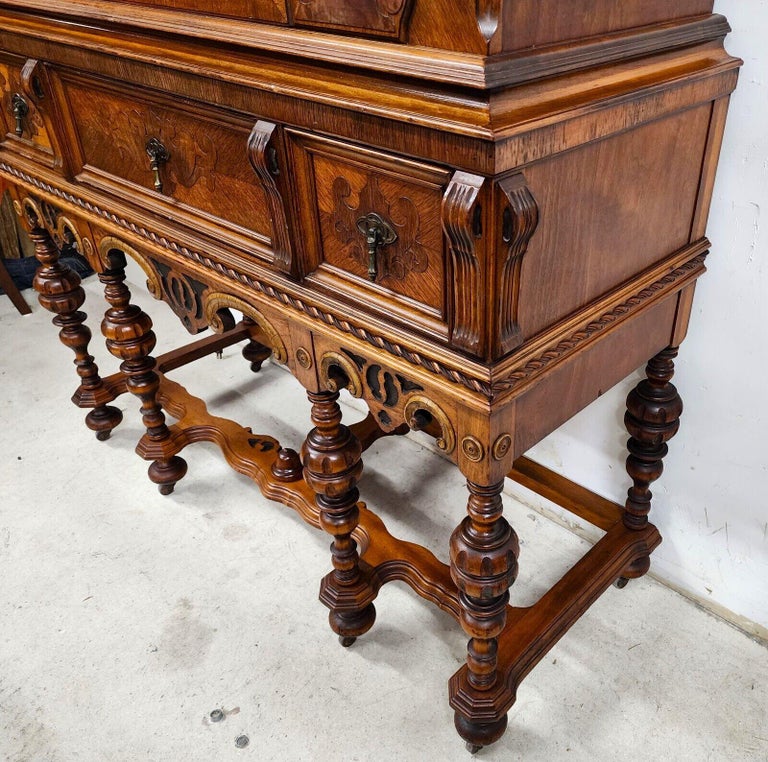 Meuble de rangement ancien en noyer par HELLAM FURNITURE Co En vente sur 1stDibs