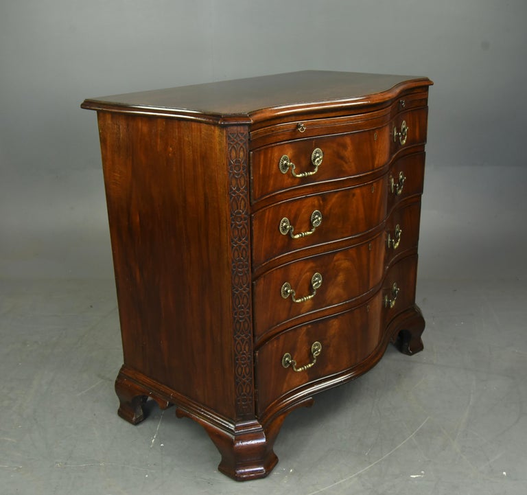 Antique Chippendale Style Serpentine Chest of Drawers For Sale at 1stDibs