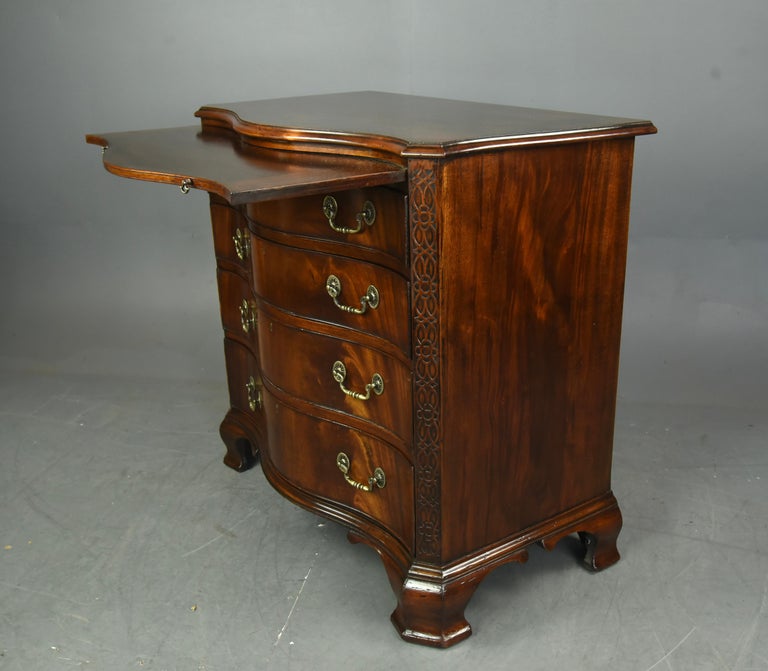 Antique Chippendale Style Serpentine Chest of Drawers For Sale at 1stDibs