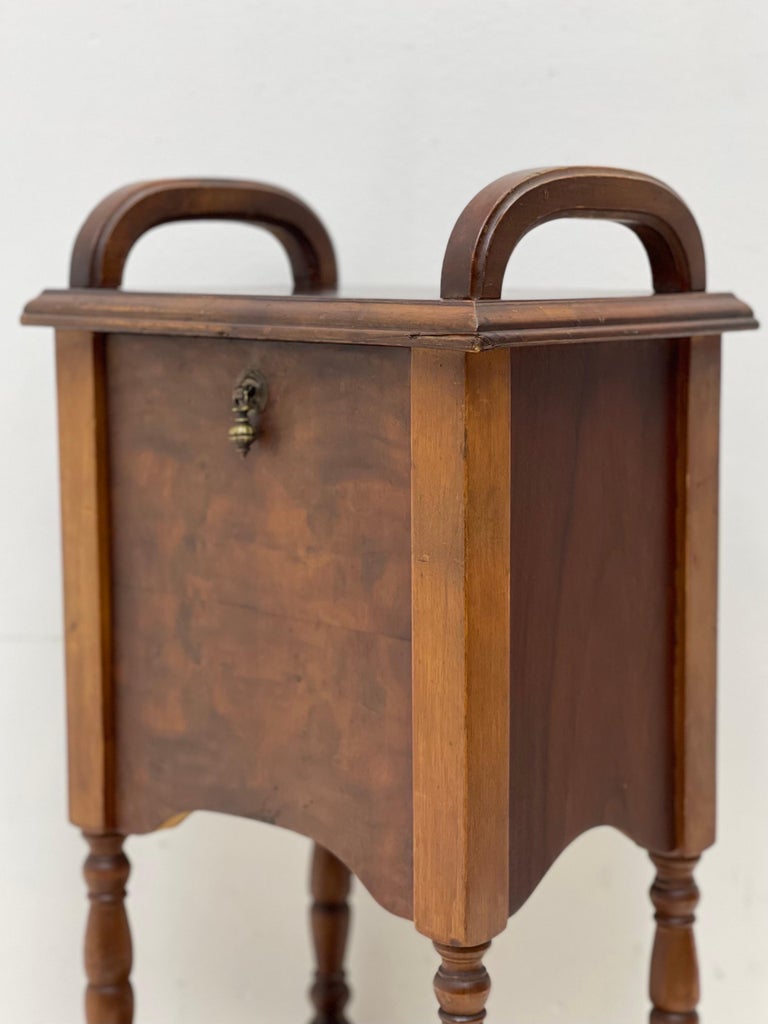 Antique Colonial Style Accent Table Stand For Sale at 1stDibs
