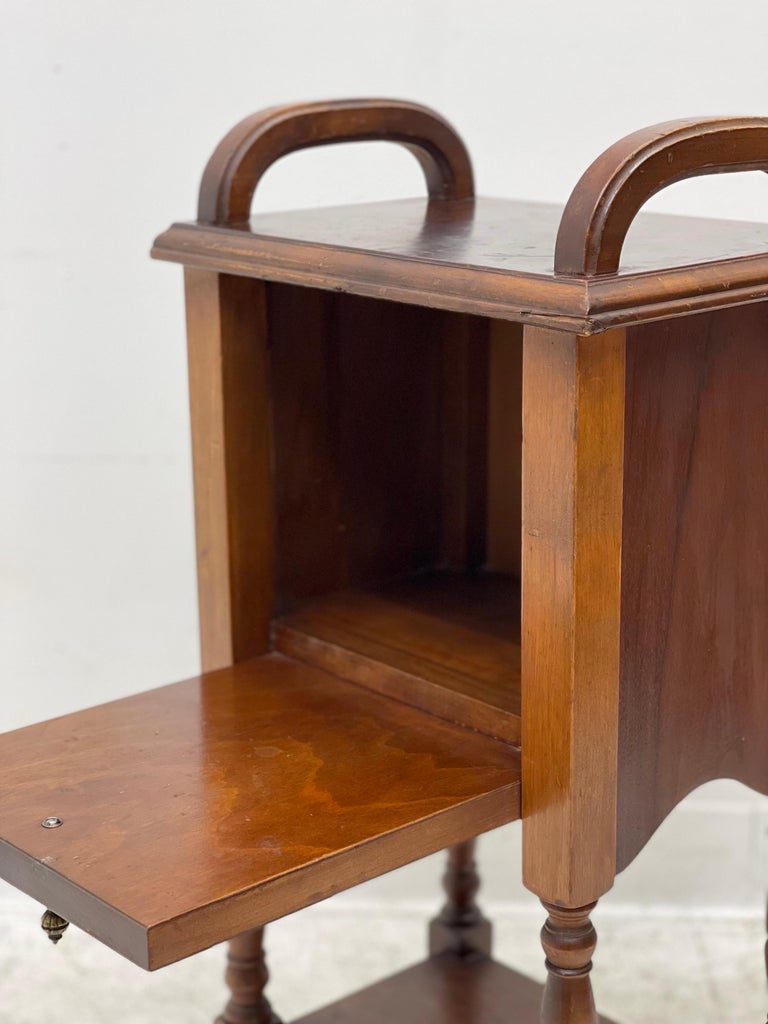 Antique Colonial Style Accent Table Stand For Sale at 1stDibs