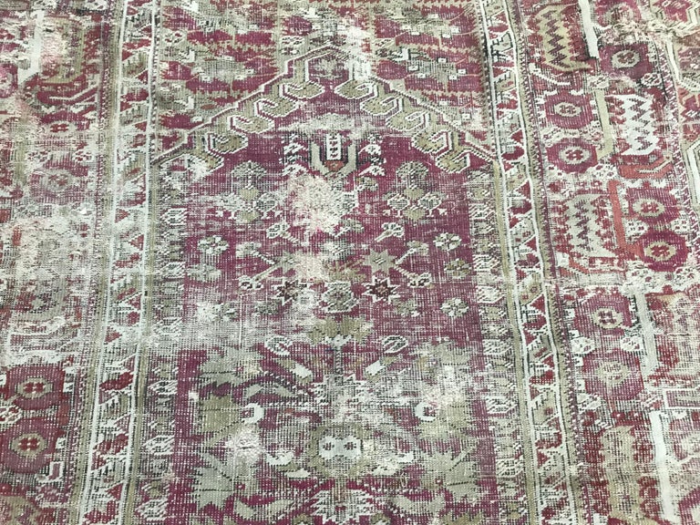 Tapis Ghyordes turc ancien vieilli du 18ème siècle En vente sur 1stDibs