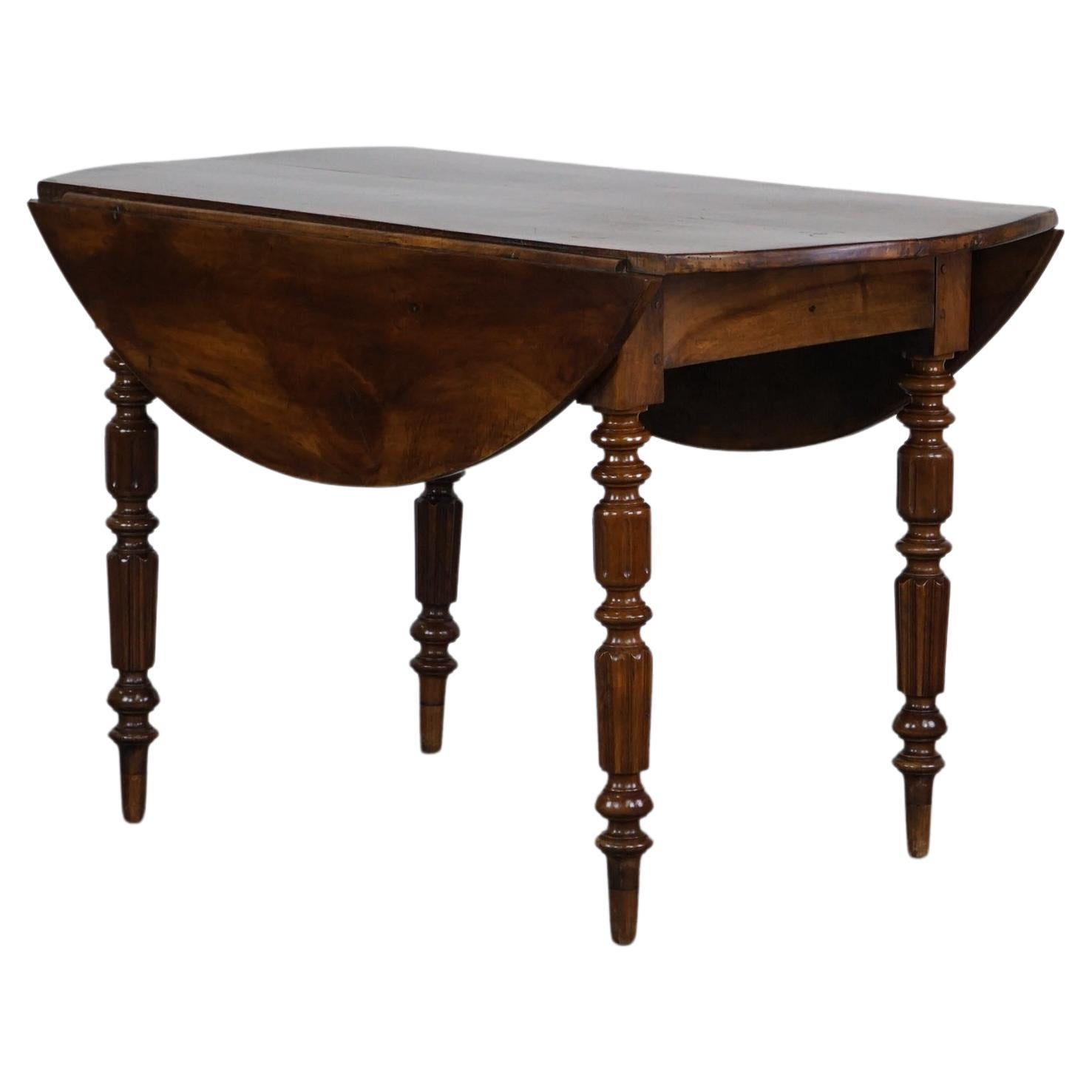 Antique English lop table from the 19th century with elegant legs For ...