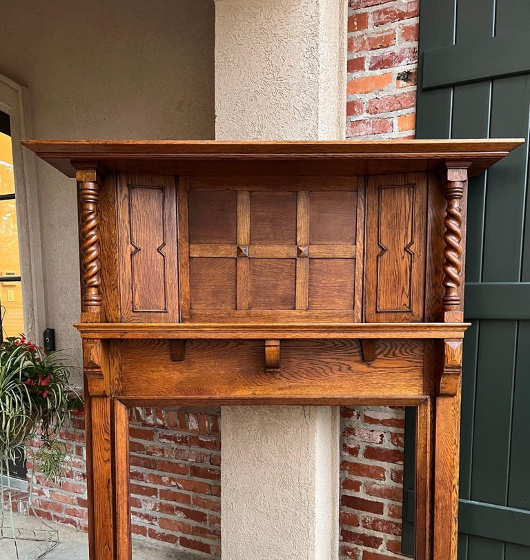 Antiker englischer Kaminsims aus geschnitzter Eiche im jakobinischen ...