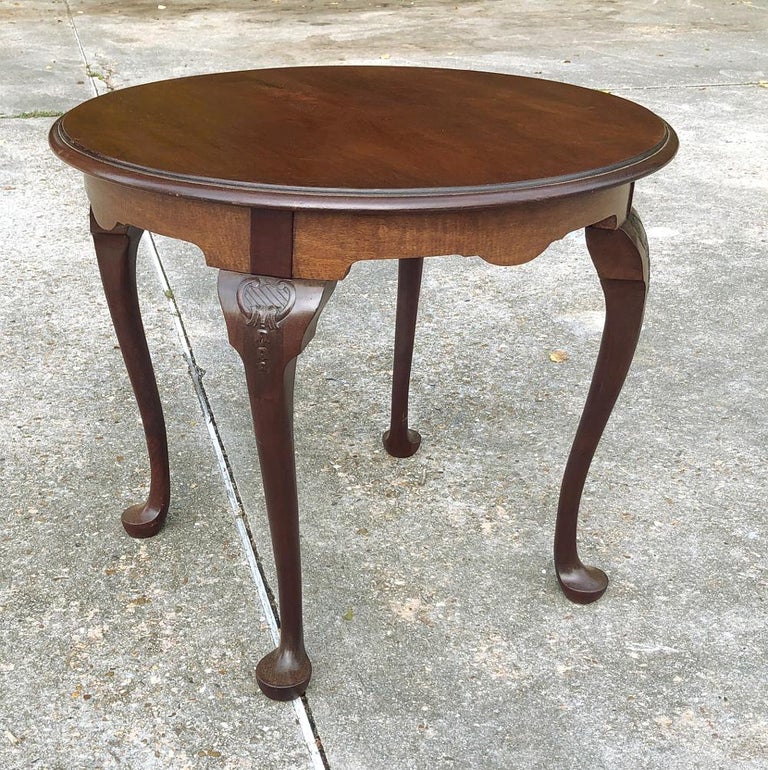 Antique English Queen Anne Round End Table For Sale at 1stDibs