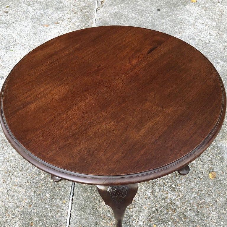 Antique English Queen Anne Round End Table For Sale at 1stDibs