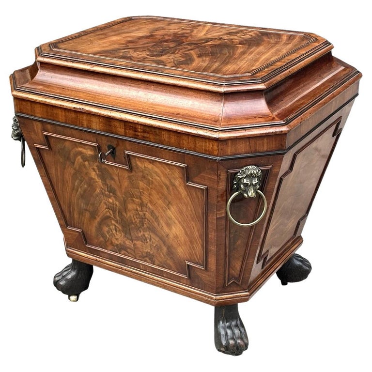 Antique Cellarette à vin en acajou flamboyant avec pieds en pattes de ...
