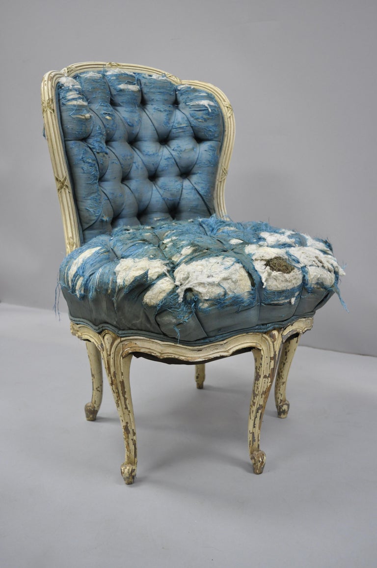 Antiker französischer Louis XV Stil Weißer Distress Gemalter 5-Beiniger Boudoir Stuhl bei 1stDibs