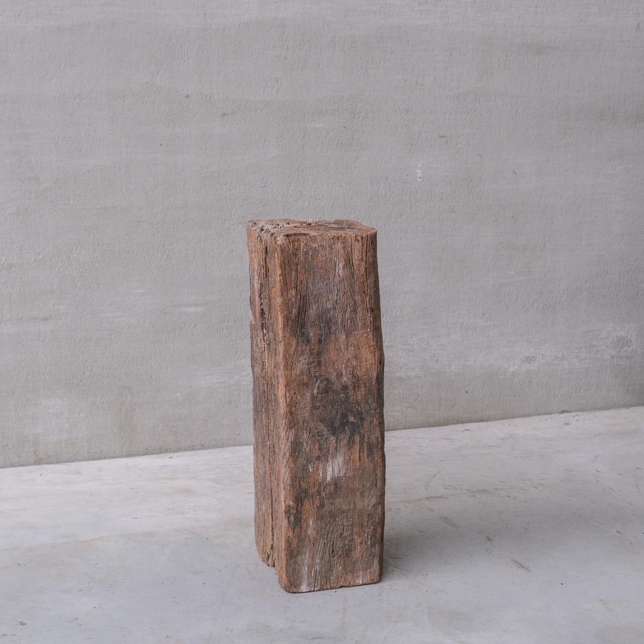 Antique French Pedestal Primitivo de Viga de Madera en venta en 1stDibs