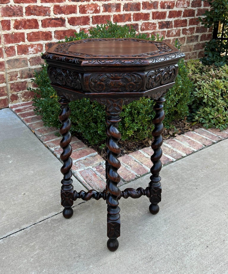 Table octogonale française d'antiquités en chêne sculpté à torsion d ...