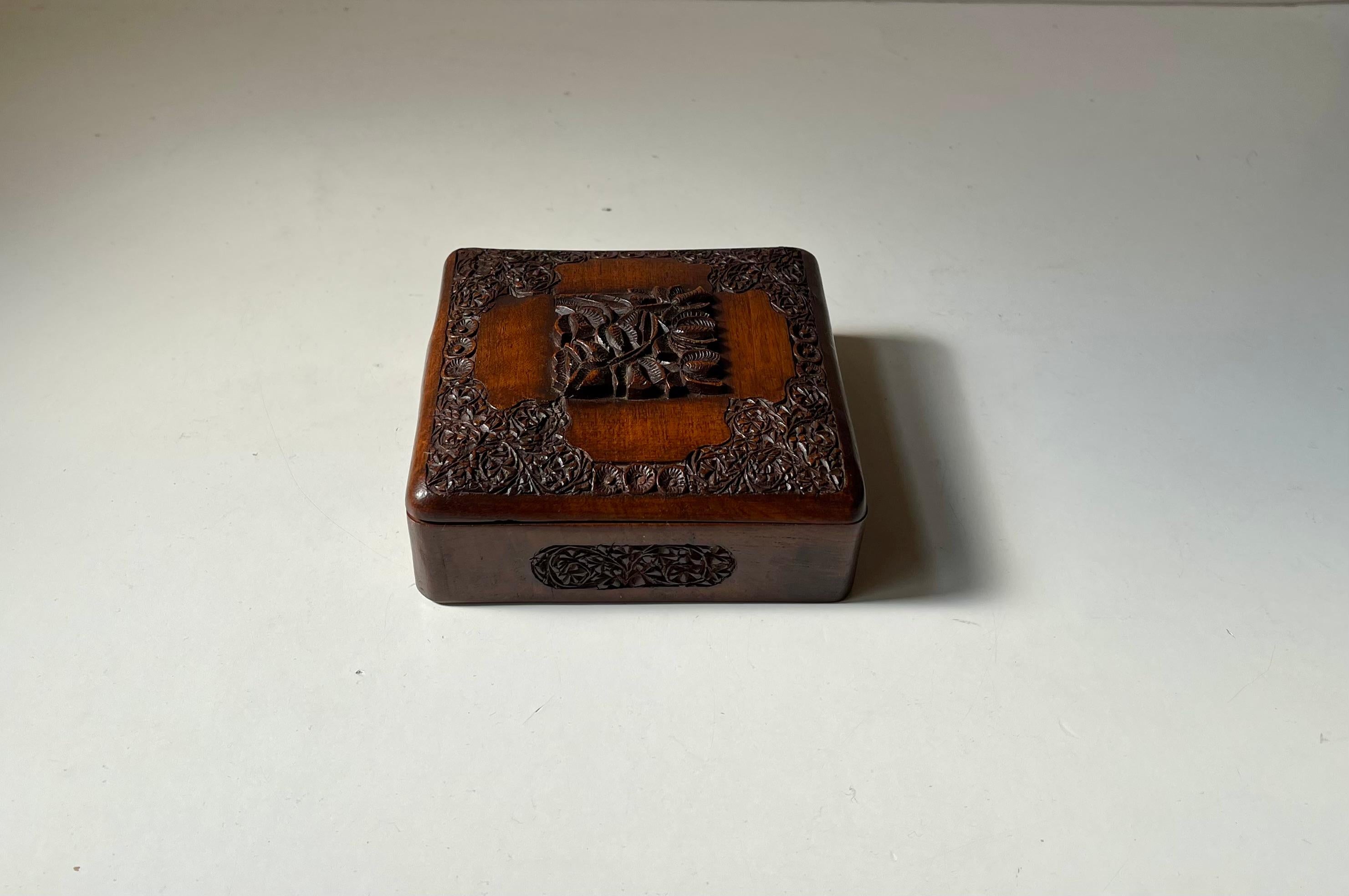 Antique Hand-Carved Box in Oak, 19th century For Sale at 1stDibs