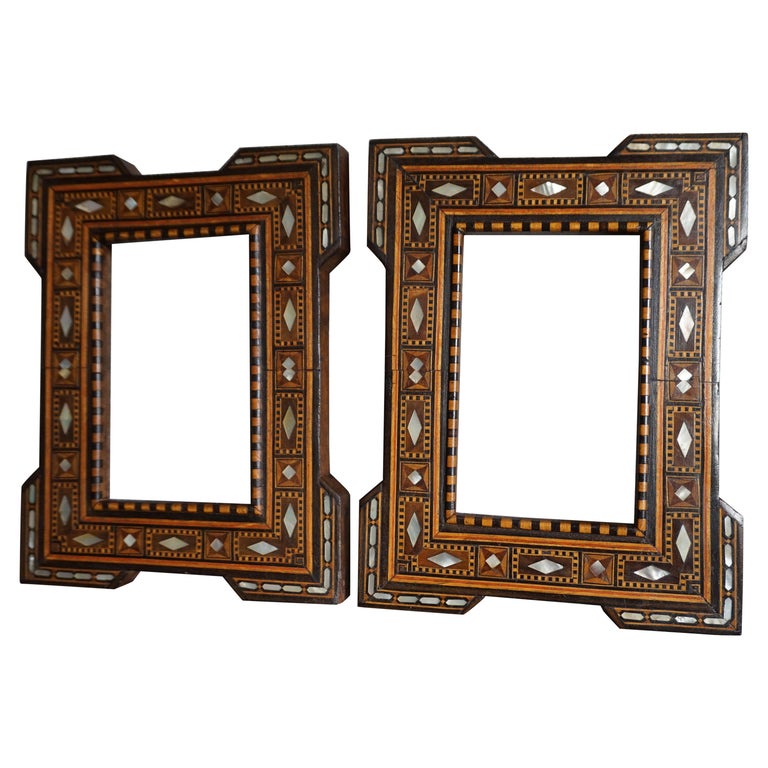 Antique and Paire de cadres photo incrustés de motifs arabes mauresques ...