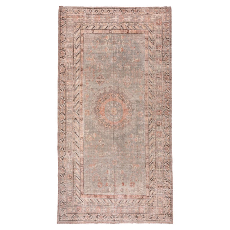 Tapis de galerie antique Khotan, palette de couleurs douces, vers 1910 ...
