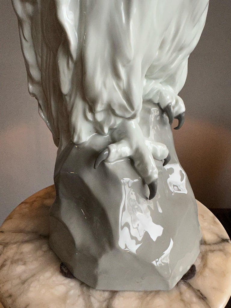 Antike und große Eule-Skulptur, Symbol für Weisheit und Lernen, Otto ...