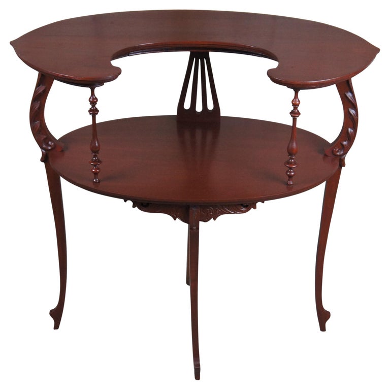Ancienne table d'appoint à 2 niveaux en acajou sculpté etagere de la ...