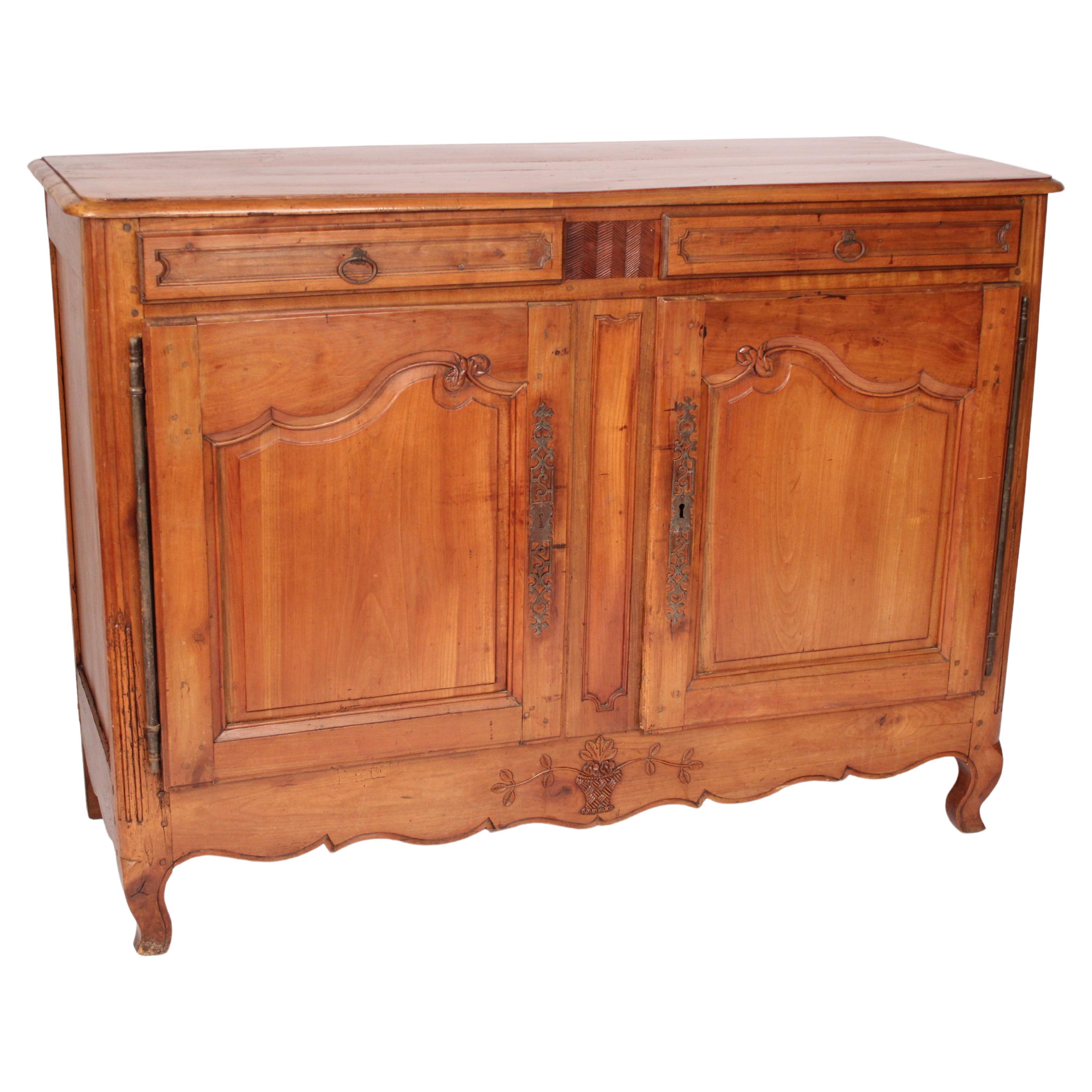 Buffet ancien en bois fruitier de style provincial Louis XV En vente ...