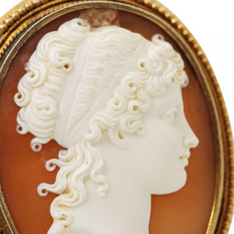 Antique Medallion Trailer / Brooch with Mussel Came For Sale at 1stDibs