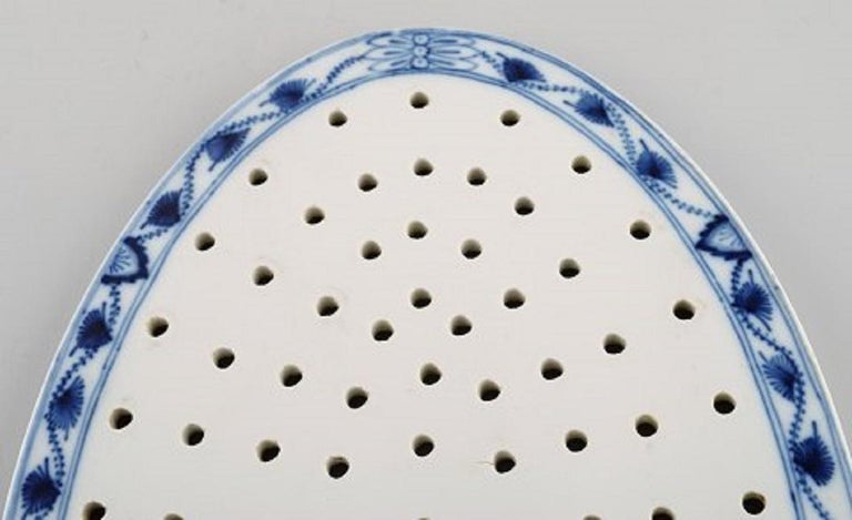 Antique Meissen "Blue Onion" Fish Drainer in Hand Painted Porcelain at ...