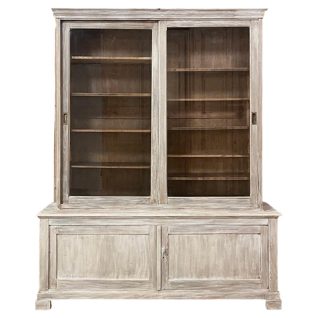 Bookcase Rounded wall display case with shelf in carved bamboo straw ...