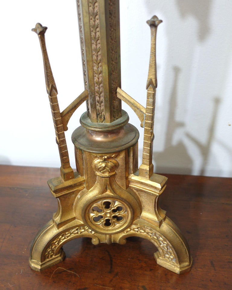 Antikes Paar gotische Kirchen-/Altar-Kerzenständer aus Messing, Ric ...
