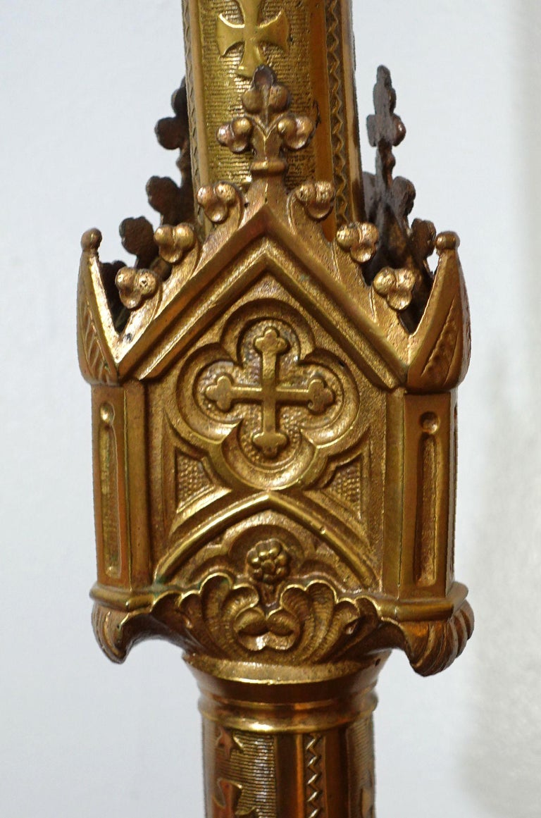 Antikes Paar gotische Kirchen-/Altar-Kerzenständer aus Messing, Ric ...