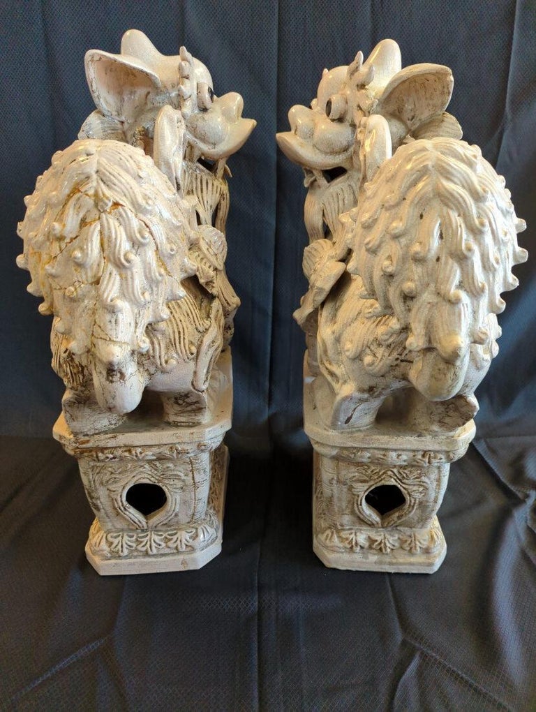 Paire d'anciens chiens de garde chinois en forme de fus, lions de garde ...