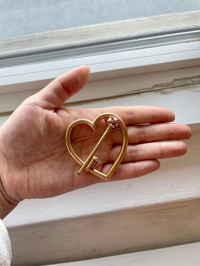 Antique Retro 14 Karat Gold Ruby Heart and Key Brooch For Sale at 1stDibs