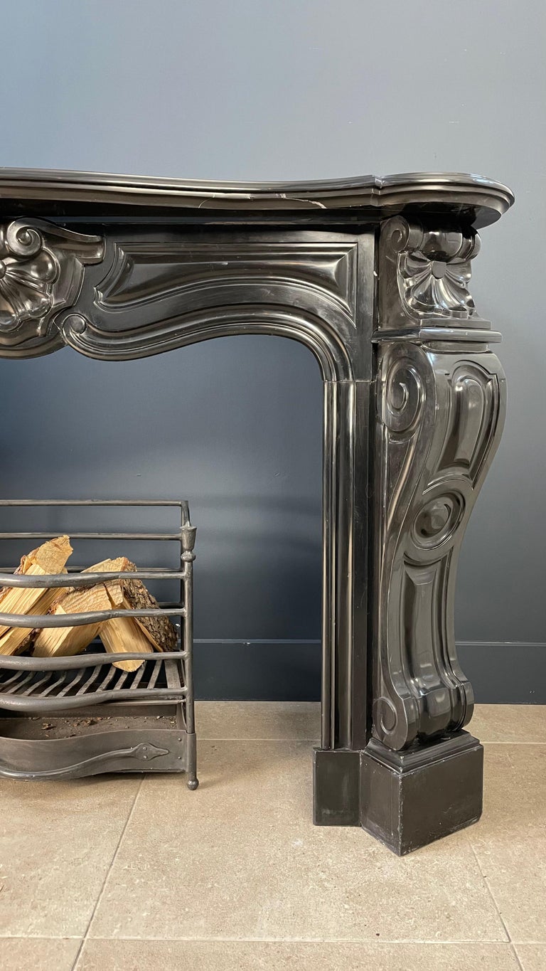 Cheminée circulaire ancienne en marbre noir Noir De Mazy avec ...