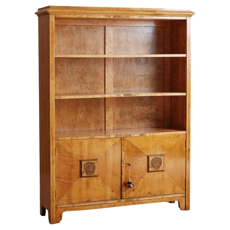 Huche suédoise ancienne en bois de broussin En vente sur 1stDibs