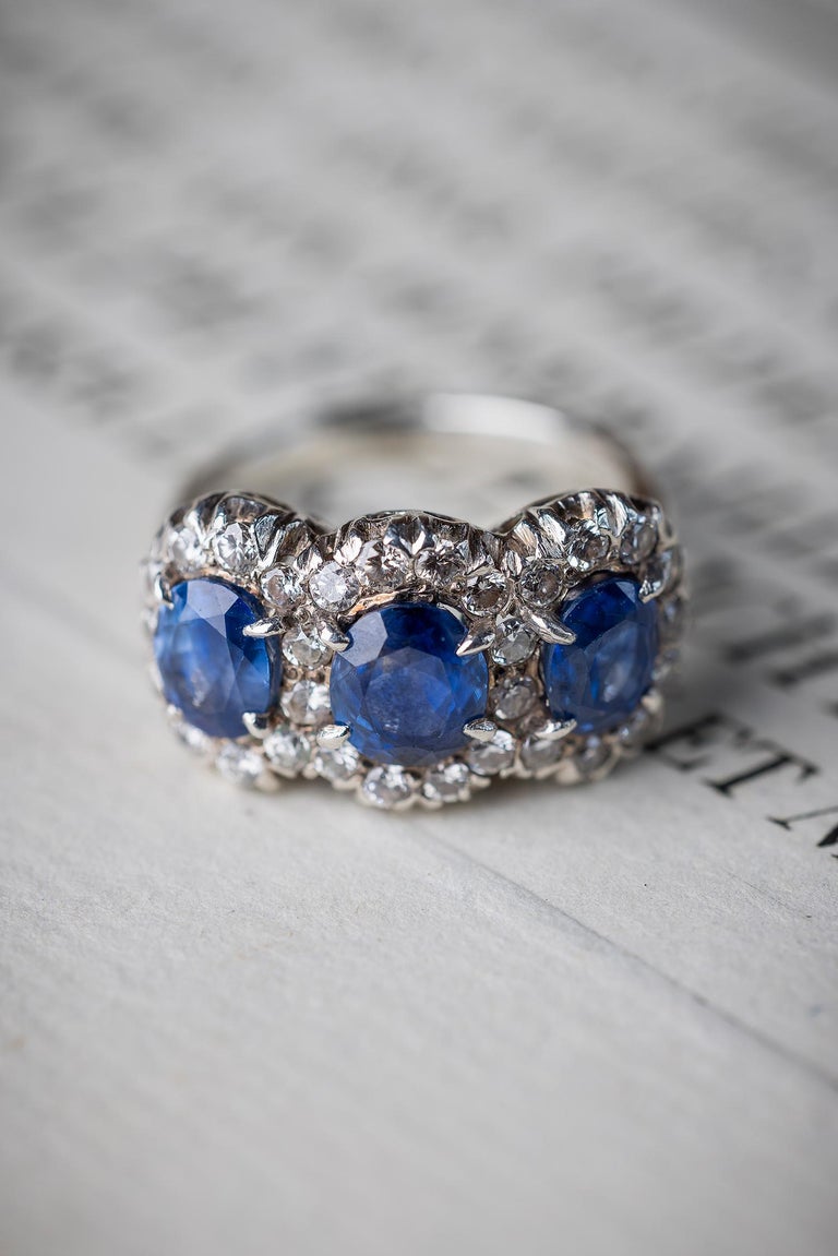 Antique three stone sapphire ring For Sale at 1stDibs