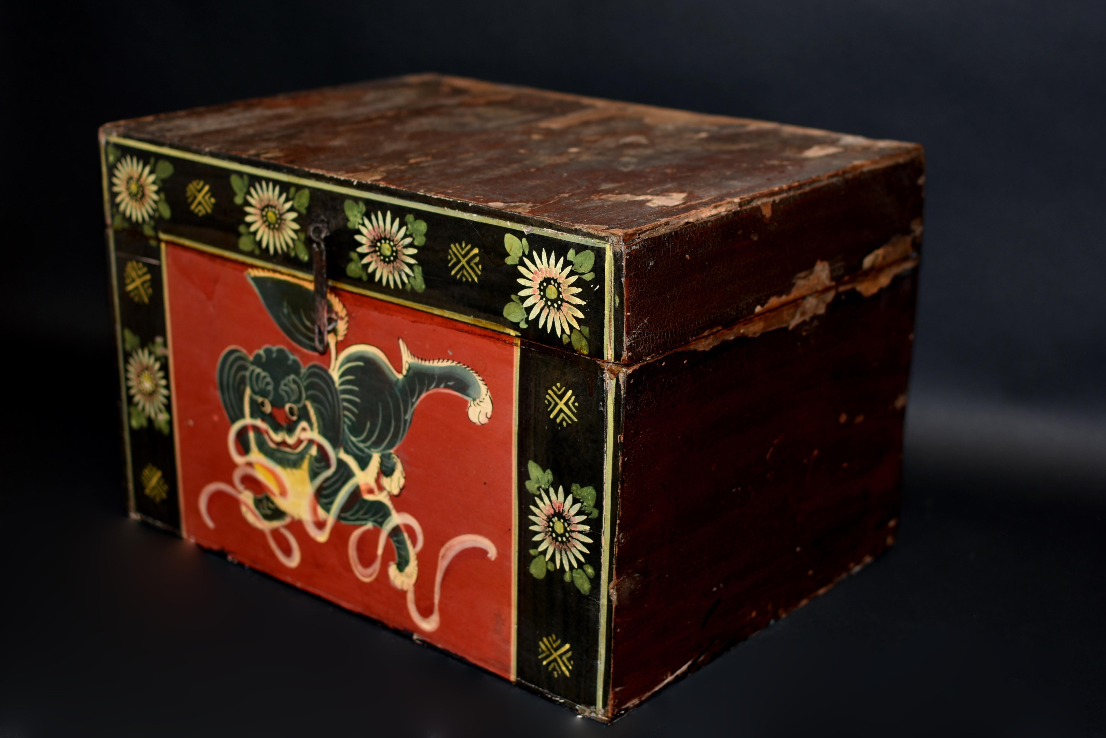 Antique Tibetan Foo Dog Box Hand Painted For Sale at 1stDibs