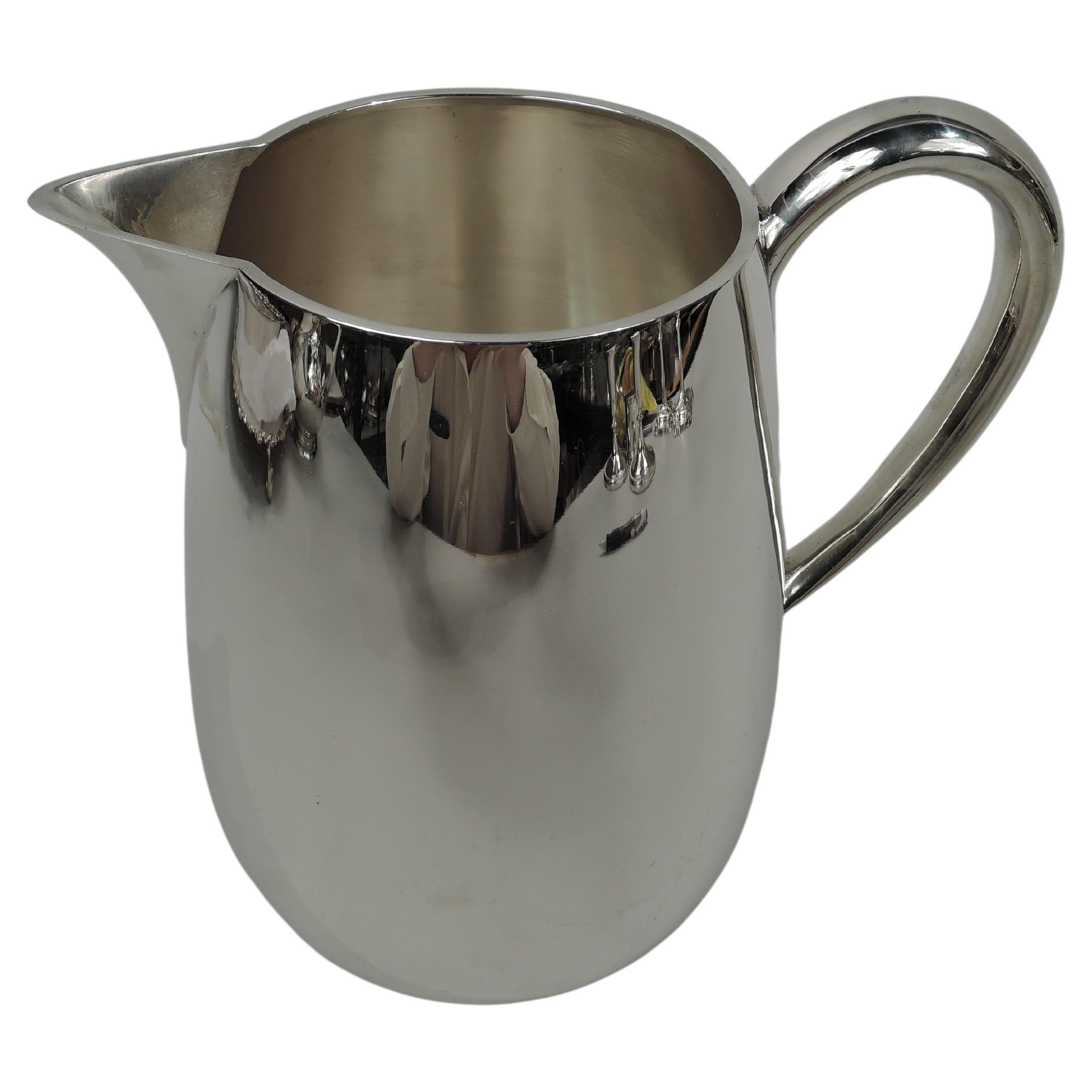 Paire de pichets à eau en cristal de Baccarat / base en argent de style ...