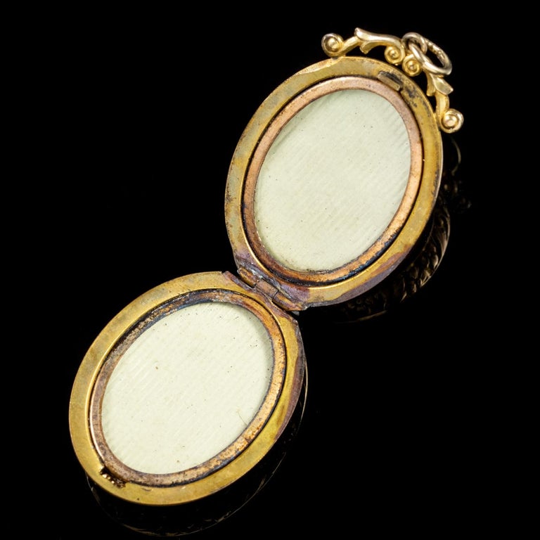 Antique Victorian 9 Carat Gold, circa 1900 Locket For Sale at 1stDibs