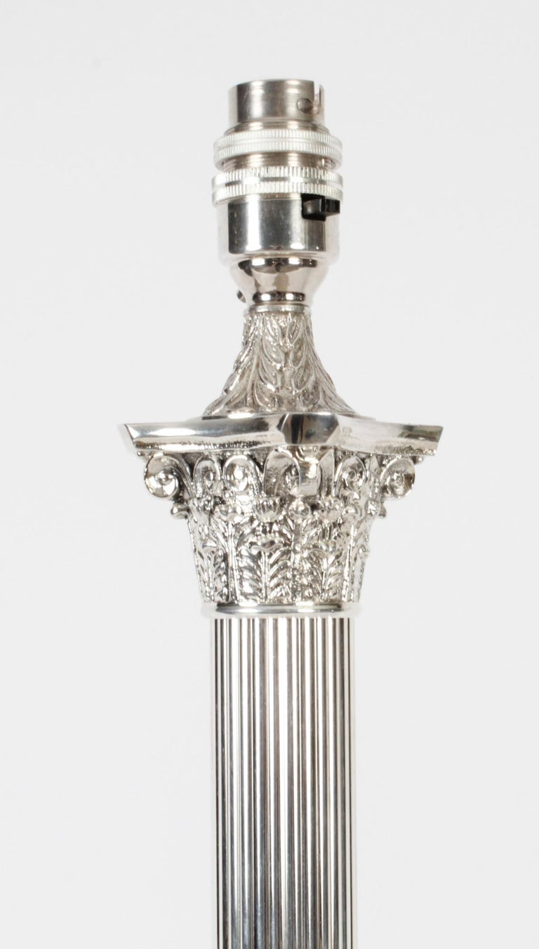 Ancienne lampe de bureau victorienne à colonne corinthienne en métal ...