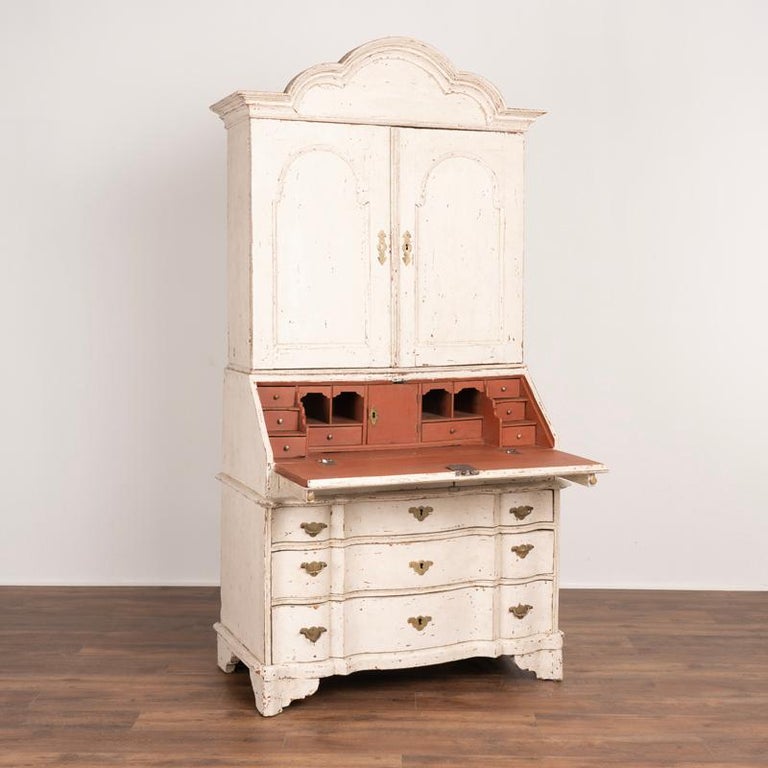 Secrétaire gustavien suédois ancien peint en blanc En vente sur 1stDibs