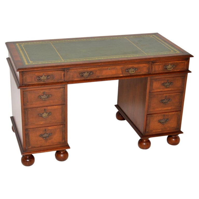Bureau ancien néo-gothique William and Mary en noyer - En vente sur 1stDibs