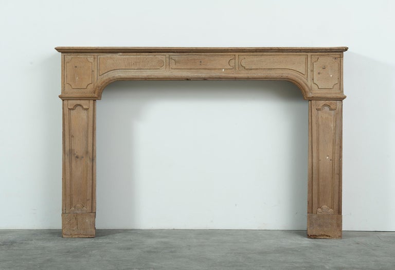Antiker Kaminsims aus Holz aus Frankreich im Angebot bei 1stDibs