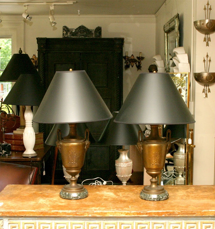 Pair of urn lamps For Sale at 1stDibs