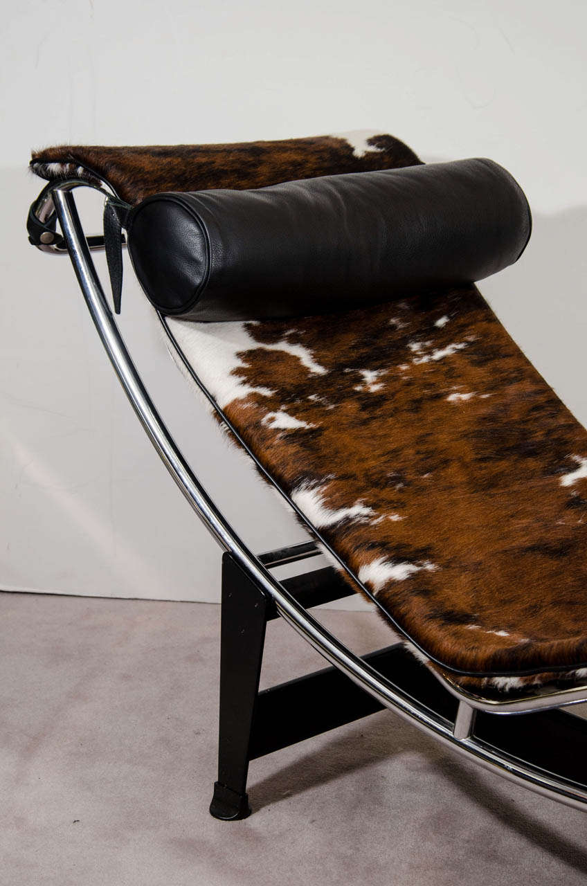 A Mid Century Le Corbusier LC4 Lounge Chair in Cowhide at 1stDibs ...