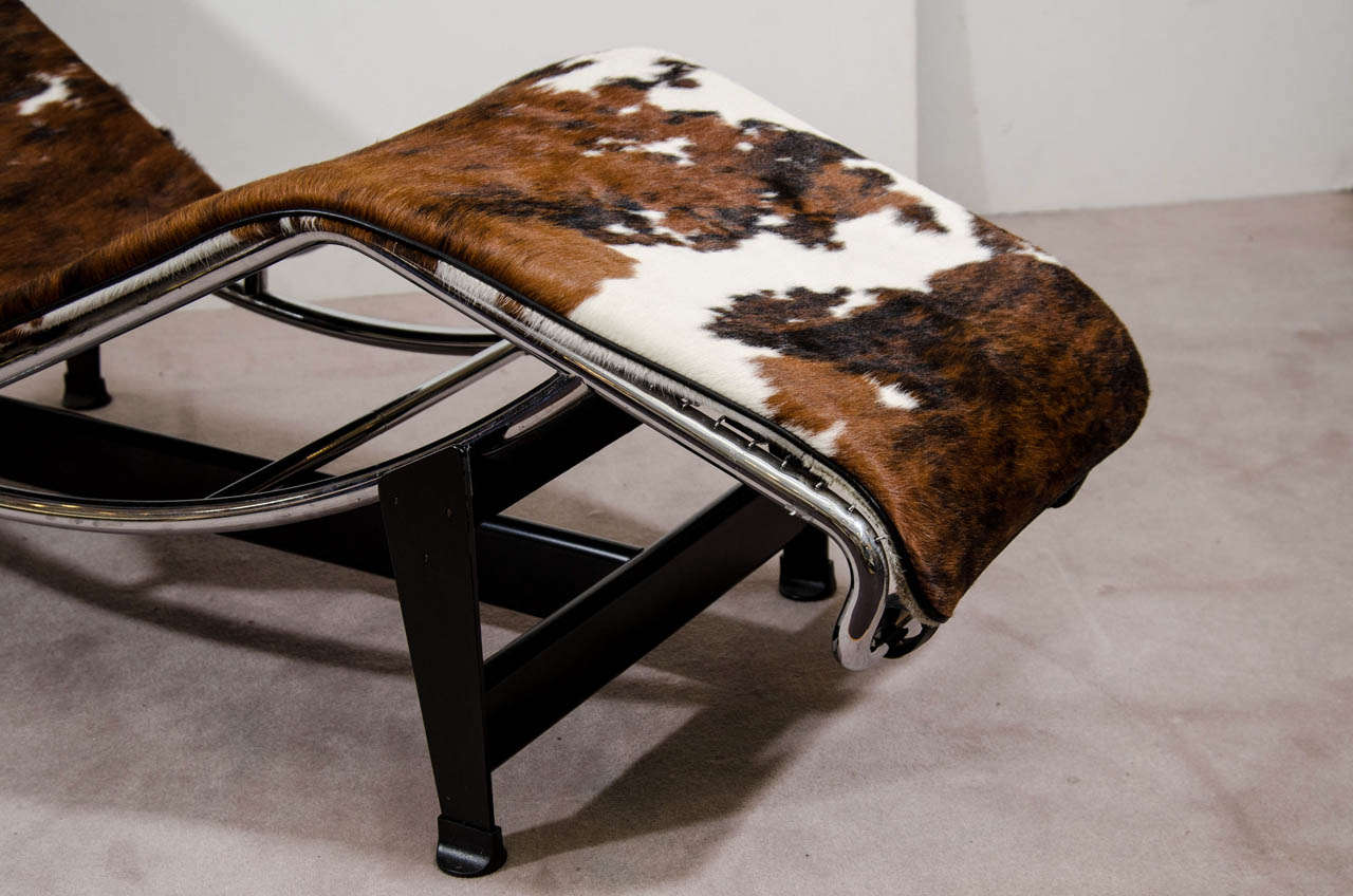 A Mid Century Le Corbusier LC4 Lounge Chair in Cowhide at 1stDibs ...