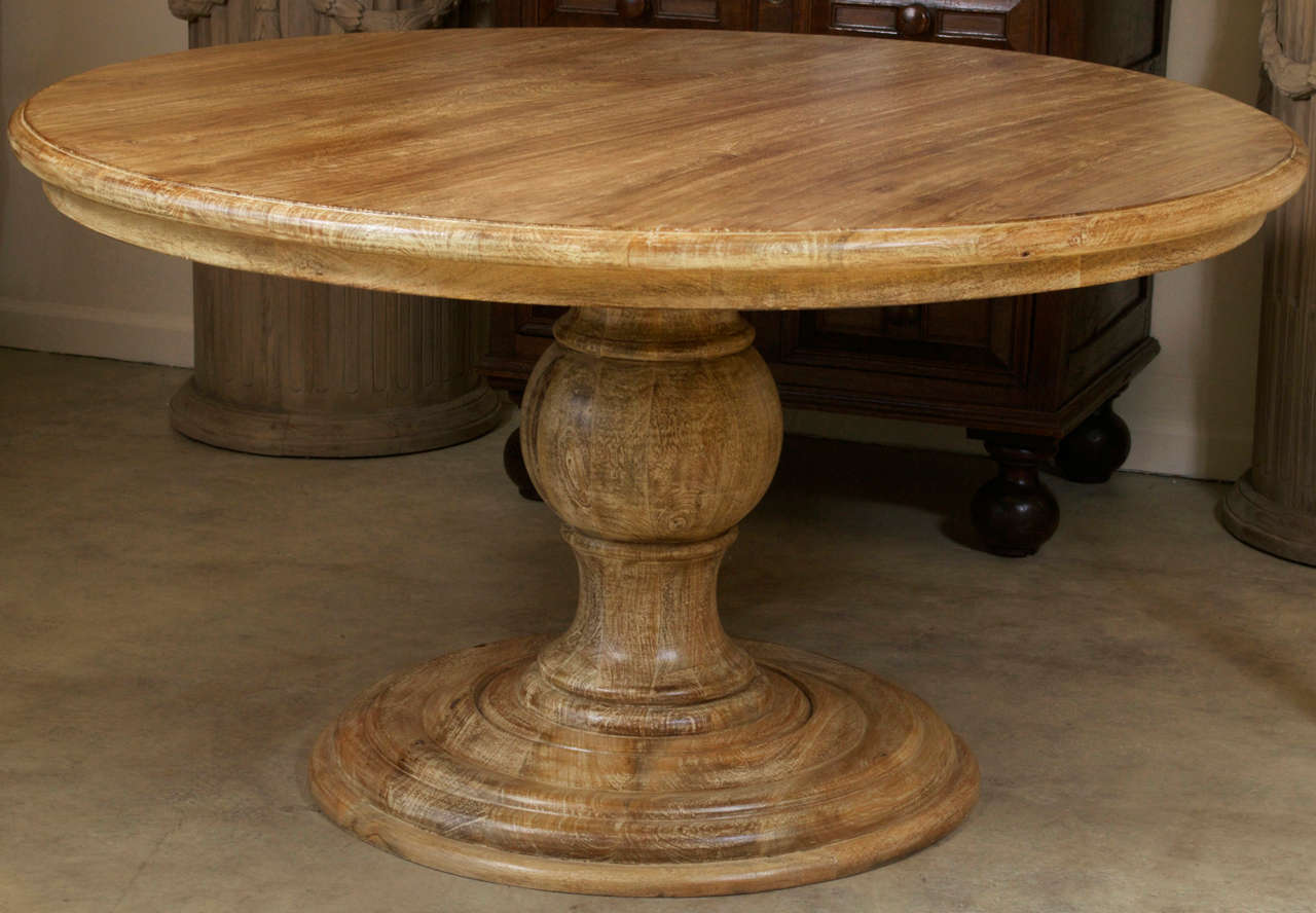 A fabulous round dining table For Sale at 1stDibs