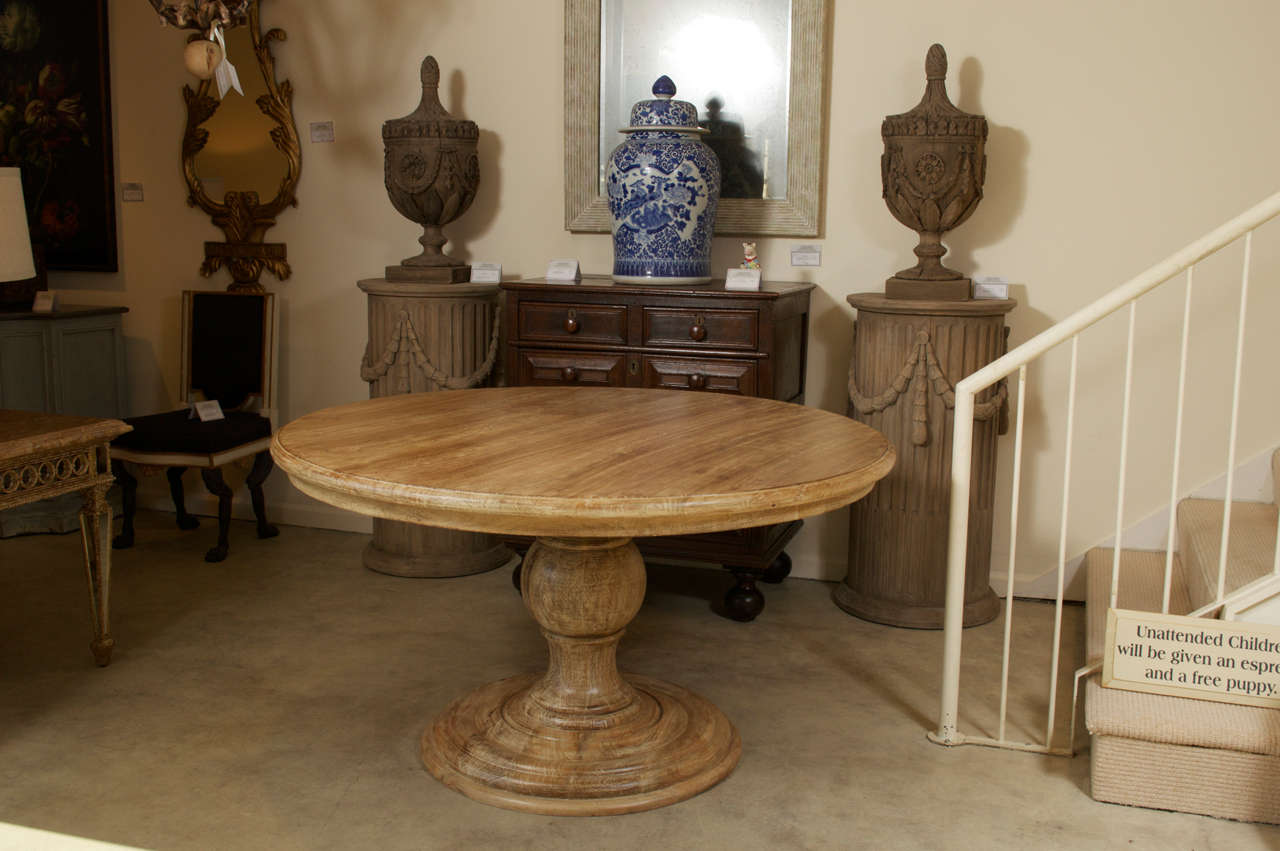 A fabulous round dining table For Sale at 1stDibs