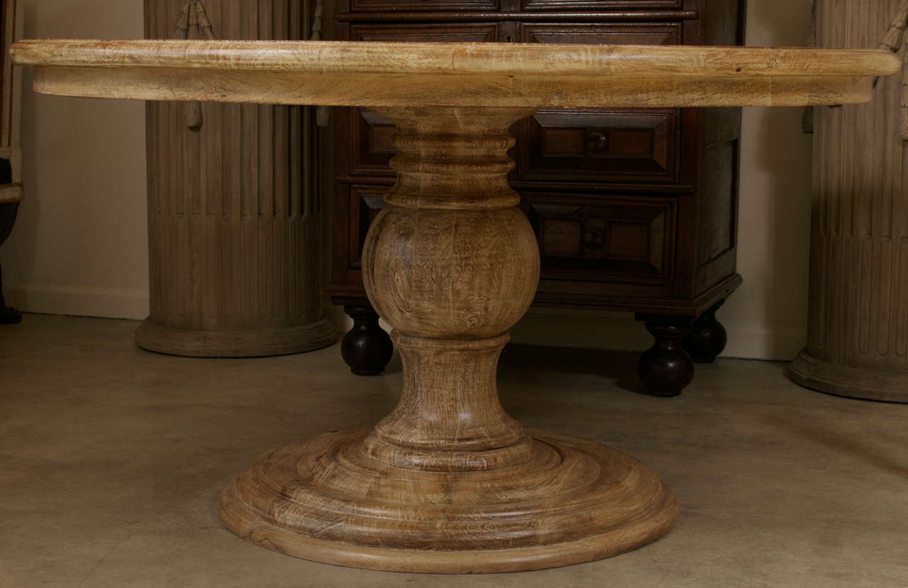 A fabulous round dining table For Sale at 1stDibs