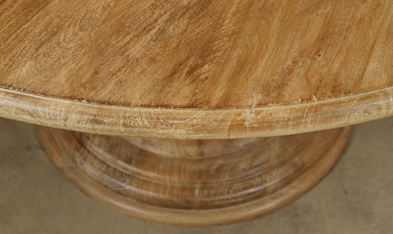 A fabulous round dining table For Sale at 1stDibs