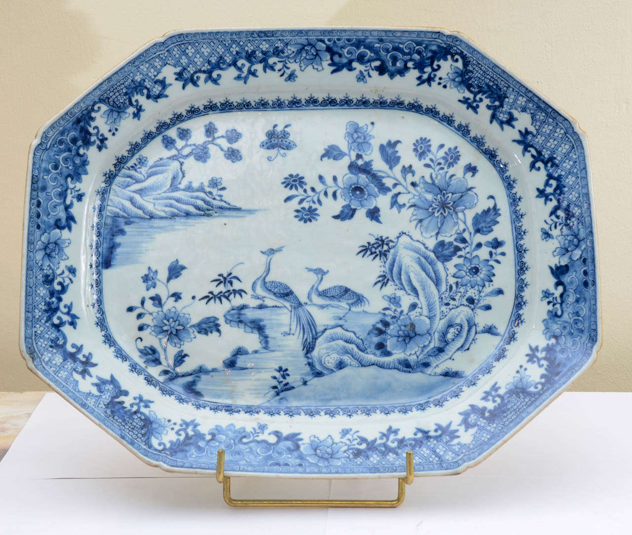 18th Century Chinese Octogonal Plate in Enameled Porcelain at 1stDibs