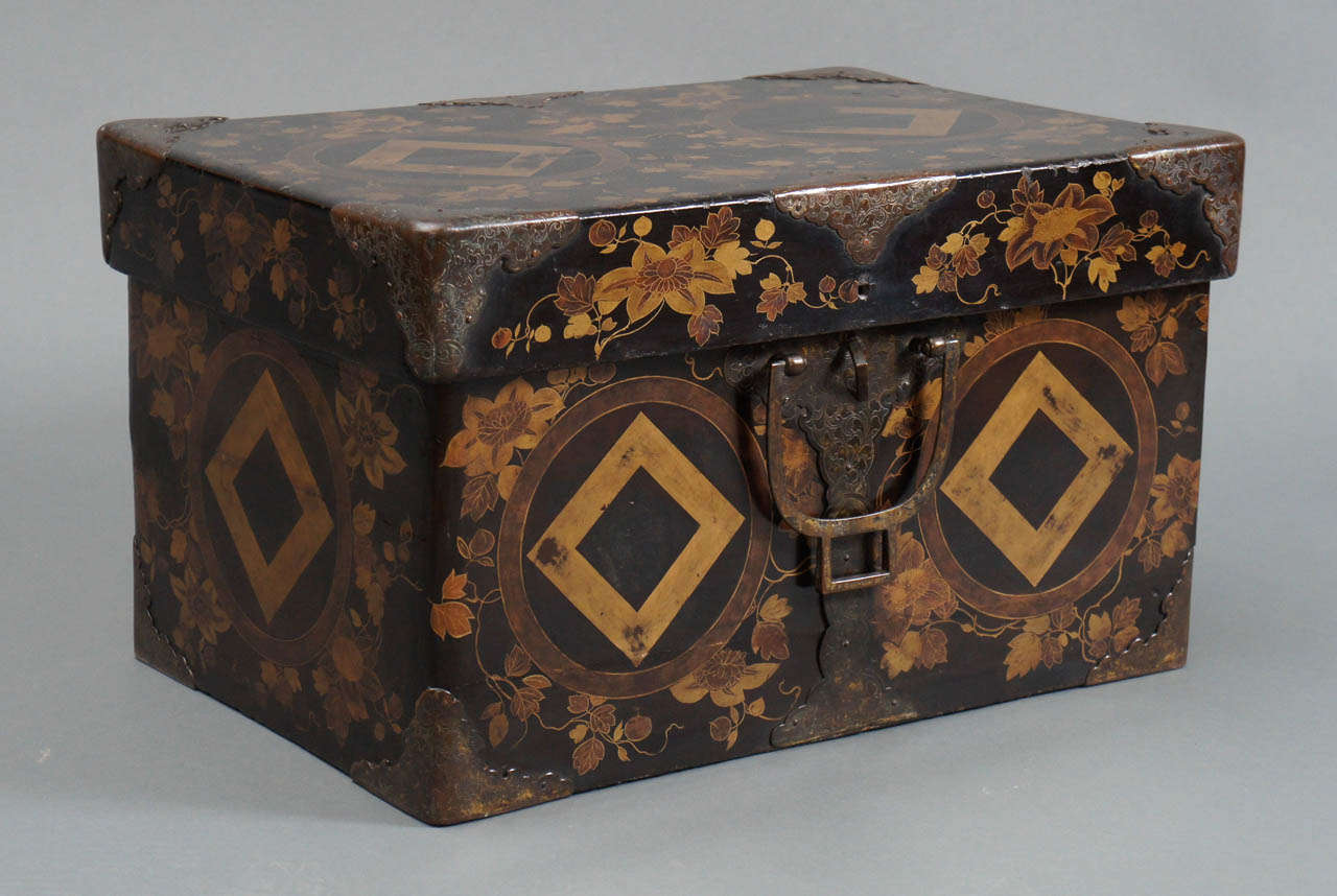 Black Lacquer Kimono Box For Sale at 1stDibs | japanese lacquer box ...
