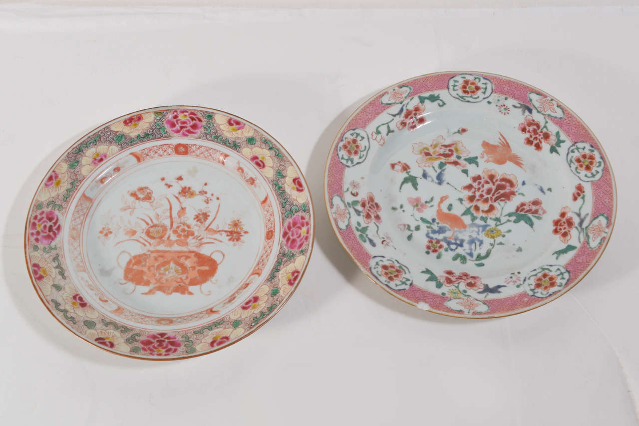 Companion Pair of Chinese Export Porcelain Plates For Sale at 1stDibs